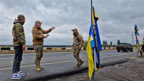 Výbuch Hrajte Si Dál Pokyne Jen Matka Dětem I Tak Se žije U Fronty