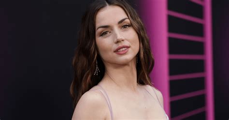 Ana De Armas Stuns In Bikini As She Shares Closeup Selfie Reality Tea