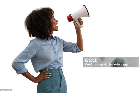 제목 확성기로 발표하는 아프리카계 미국인 여성 확성기를 손에 들고 흥분한 흑인 밀레니얼 여성 클리핑 경로와 함께 흰색 배경 위에 서서 뉴스 공유 아프리카계 미국 민족에 대한