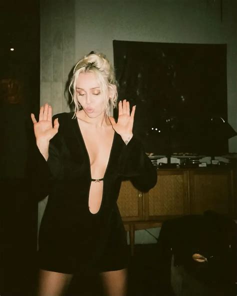 33 Hot Miley Cyrus Photos On The Internet Popmedley