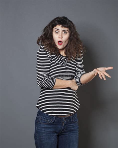 Verärgerte Junge Brunettefrau Die Besorgt Schaut Stockbild Bild Von