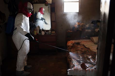 With Aid Doctors Gone Ebola Fight Grows Harder The New York Times