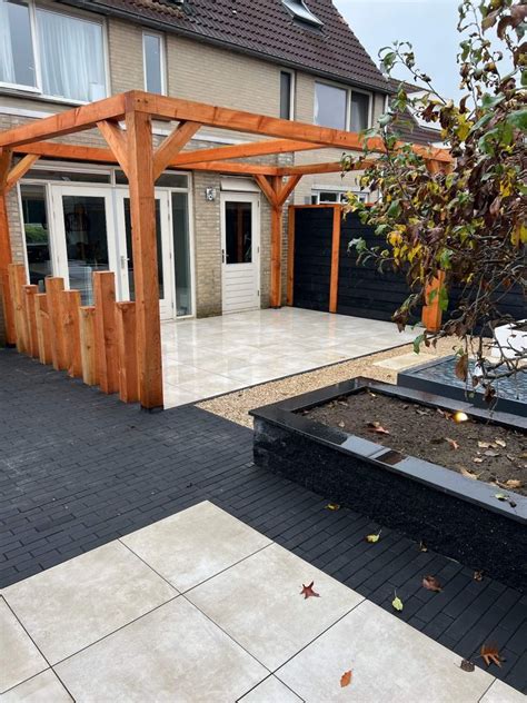 Strakke Tuin Met Overkapping Waterelement Verhoogde Borders En Houtwerk Op Maat Martgarden Nl