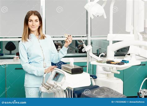 Lassistente Dentale In Sala Esami Sorridente Fotografia Stock