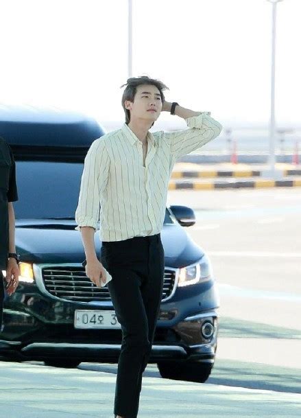 李钟硕近照曝光，脸型圆润疑似发福！网友：看到了姨妈的慈祥感 搜狐大视野 搜狐新闻