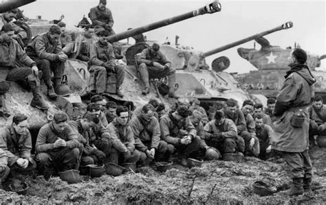 Tankhistoria Sherman Tank Crews In Prayer Before Their Facebook