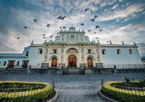 Iglesia La Catedral Antigua Guatemala Vista Desde El Parque Central