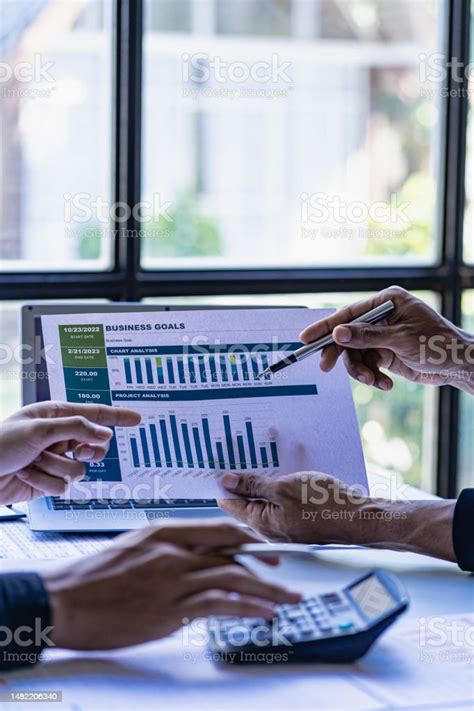 다양한 동료들이 사무실 회의에서 재무 통계에 대해 논의하기 위해 브레인스토밍을 합니다 재무 팀워크 데이터 차트 개념 그래프 재무 계획 및 회사 수직 이미지 건강관리와 의술에