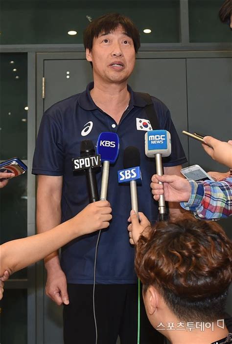 St포토 인터뷰 갖는 한국여자배구대표팀 홍성진 감독