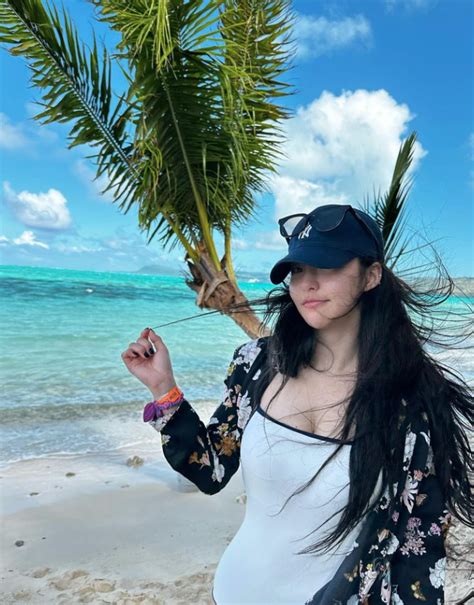 파란 바다흰 수영복사이판에서 너무 예뻐 난리난 여가수수영복룩 어썸클