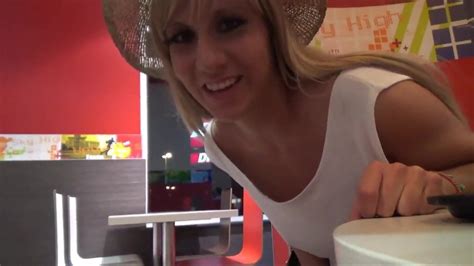 Dreiste Sau Pisst Ins Kfc Restaurant German Mom Porn Xhamster