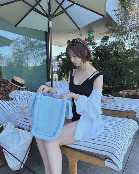 『篠田麻里子』水着姿美白美脚 グラビアアイドル湧き水