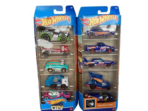 Lot 1870 Mattel Hot Wheels Diecast Vehicles On Card