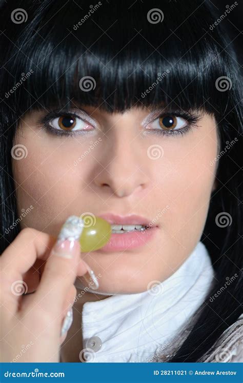 El Brunette Sexual Con Las Uvas Imagen De Archivo Imagen De Desayuno