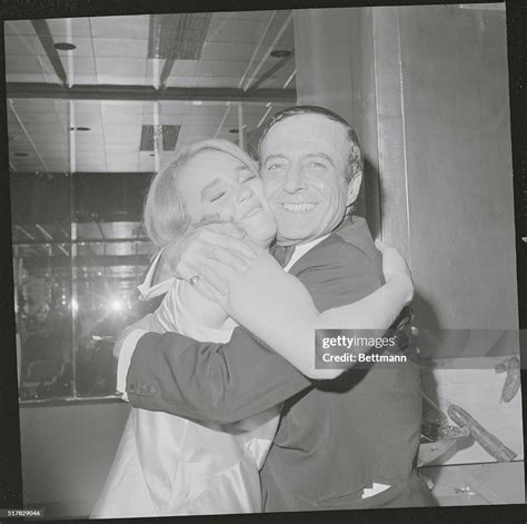 A Fond Embrace Singer Madeline Kahn Gets A Big Hug From Showman