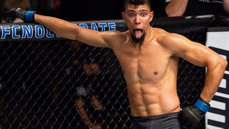 他是目前ufc最强逗比！强尼·沃克集锦，能把自己ko了！2体育搏击好看视频