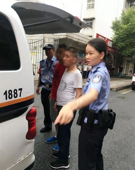 Chine Police Women Arrest Man Police Women Female Cop New Photo