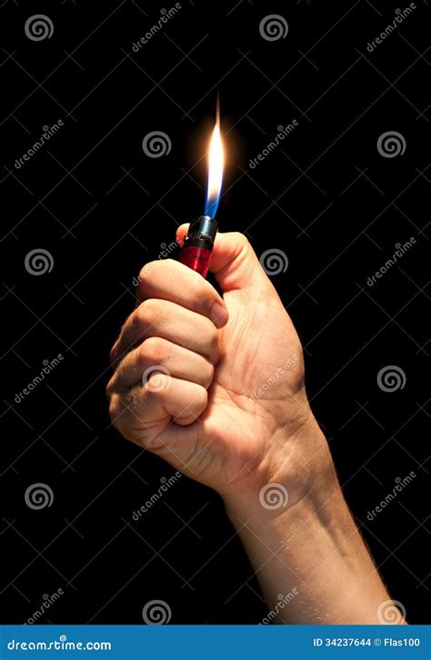 Mano Del Hombre Que Sostiene El Encendedor Ardiendo Foto De Archivo