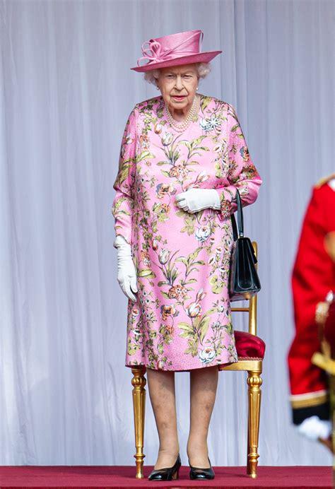 Queen Elizabeths Best Fashion Looks The Queens Classic Outfits