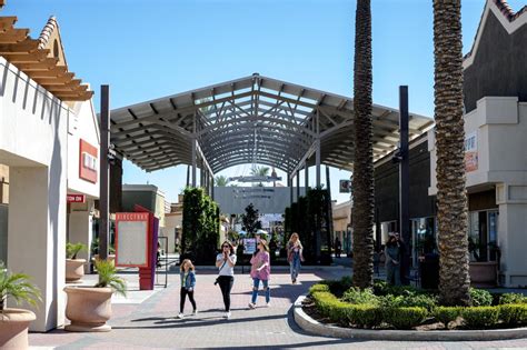 Despite Empty Storefronts Lake Elsinore Outlets See Future Full Of