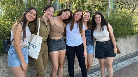 התצפיתניות מציינות שנה בצהל ועדיין בשבי יום הגיוס זכור כיום מרגש