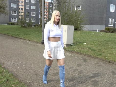Public Piss Im Wohngebiet Voll Auf Die Jeans Stiefel Gepisst Geile