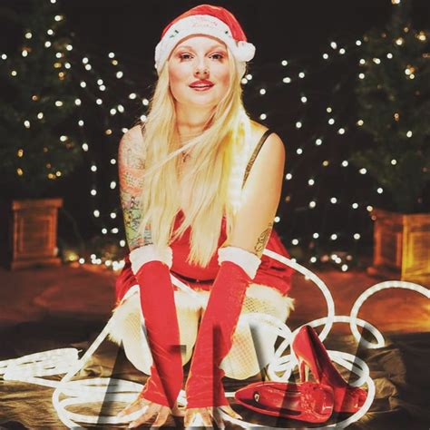 Bianca Bee Model Trying To Fit In The Whole Frame ⬛ 📷 Dave The