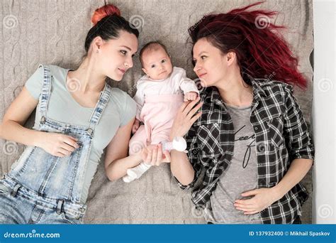 Twee Jonge Vrouwen Een Lesbisch Homoseksueel Paar Liggen Op Een Deken