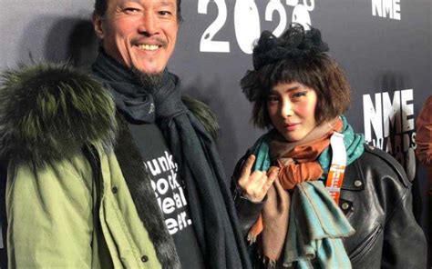 何超攜手老公赴英參加頒獎典禮 目擊饒舌歌手騷擾女主持