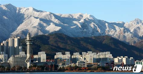 청초호에서 바라본 설악산 설경