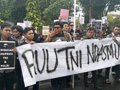 Undang Undang Tni Dpr Sahkan Revisi Uu Tni Mahasiswa Gelar