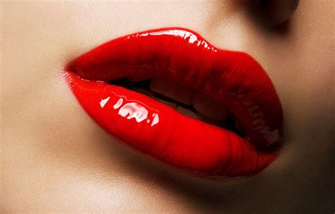 Three Steps To The Perfect Holiday Lip Sidewalk Hustle