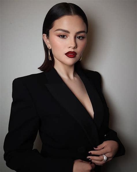 Selena Gomezs Wavy Bob Is An Effortless Option For Short Hair