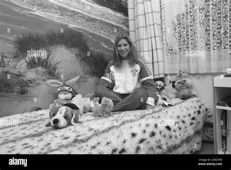 Denise Biellmann In Ihrem Mädchenzimmer 1981denise Biellmann In Her Girls Room 1981 Rdb By