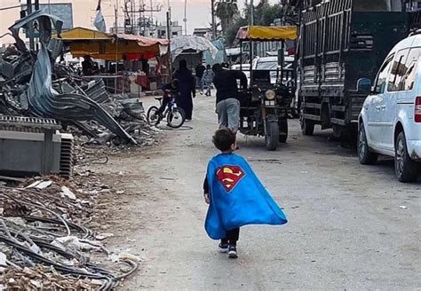 Patria 🇵🇸 Un Niño Camina Cada Mañana Entre Escombros Con Su Capa De