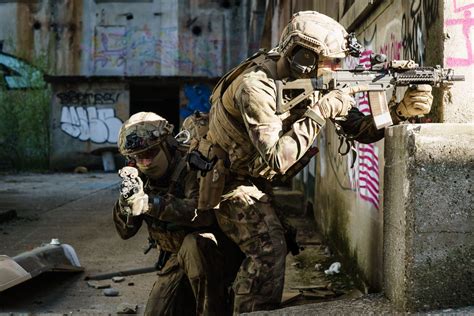 Schlechte Stimmung Im Aad 10 Dokumente Zeigen Vertrauenskrise In Eliteeinheit