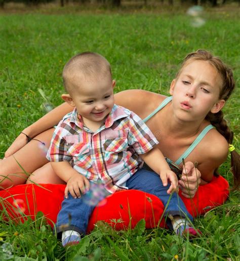 Feliz Hermano Y Hermana DivertiÃ©ndose Foto De Archivo Imagen De