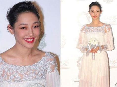 白百合身着 白色蕾丝透视裙”，却被戏称最丑礼服