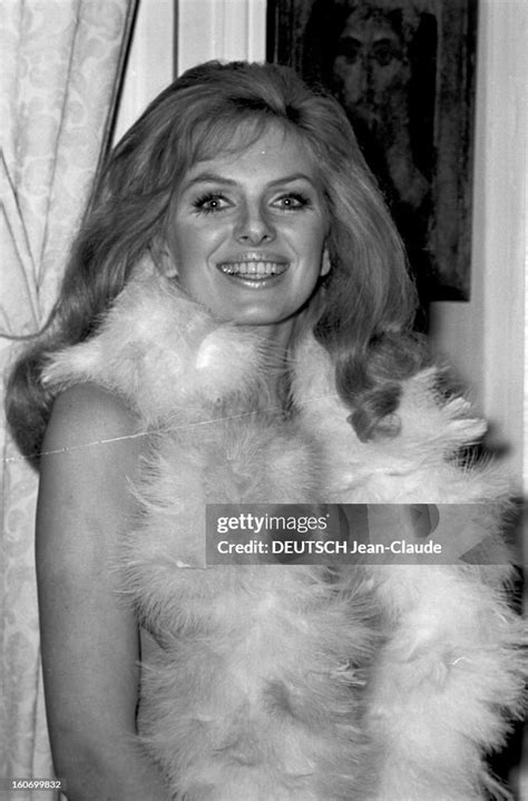 Julie Ege Poses In Studio And Outdoor En France Le 3 Décembre 1970