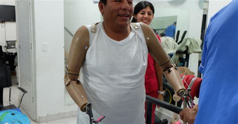 Colombia Hombre Sin Brazos Escribe Su Nombre Por Primera Vez En Siete