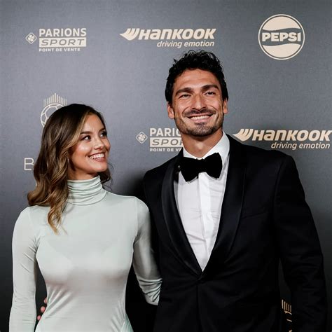 Es Ist Offiziell Mats Hummels Strahlt Mit Nicola Cavanis Auf Dem Roten