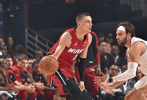 泰勒 希罗上半场12投5中,砍下17分2篮板1助攻1抢断 泰勒 希罗上半场12投5中,砍下17分2篮板1助攻1抢断