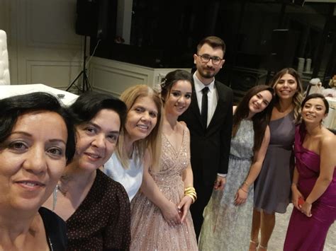 Berivan Bozyurt Ve Batuhan Kaya Dünya Evi Kapısını Aralayıp Nişan Taktılar İstanbul Akbaba