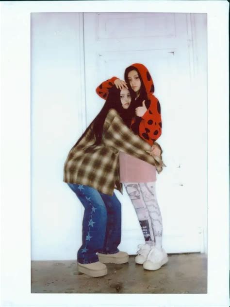 Inspirasi Gaya Foto Bareng Bestie Lihat Potret Member Illit Saat Pose