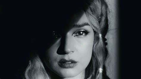 Poppy Annonce Son Nouvel Album Zig Et Sort Un Single Avec Un Clip