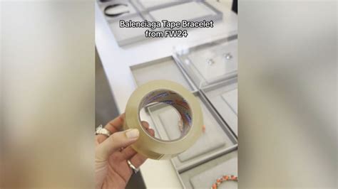 La pulsera de cinta adhesiva y el resto de productos polémicos de Balenciaga