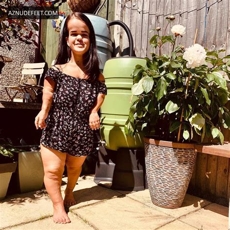 Caitlin Hellyer Feet Aznudefeet