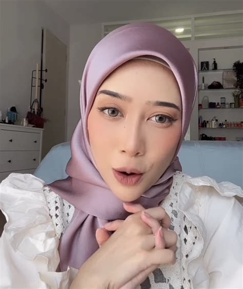 Cantiknya Girl Crush Kongsi Gambar Bertudung Penampilan Terkini