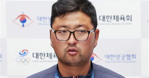 귀국 인터뷰하는 김우진