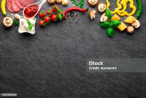 복사 공간 상위 뷰가 있는 어두운 돌 배경에 이탈리아 피자를 요리하기 위한 재료 설정 건강한 식생활에 대한 스톡 사진 및 기타 이미지 건강한 식생활 프레임 개념